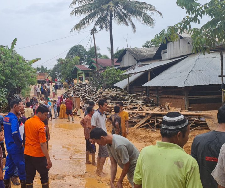 Rumah Warga Hancur Diterjang Longsor di Tenayan Raya Pekanbaru, 3 Orang ...